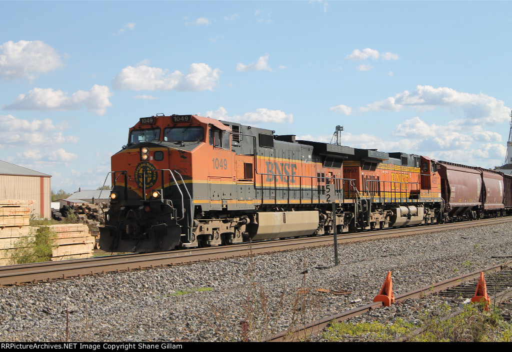 BNSF 1049 Leads the 836 local into the siding.